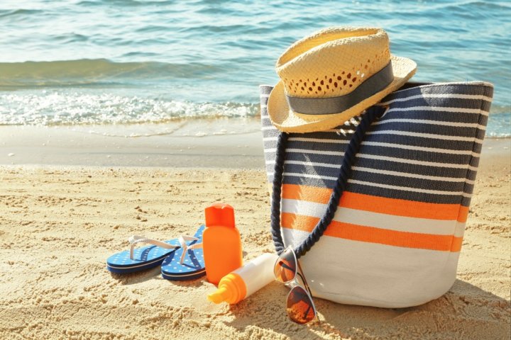 12 Beach Bag Essentials You Need This Summer | Cartageous