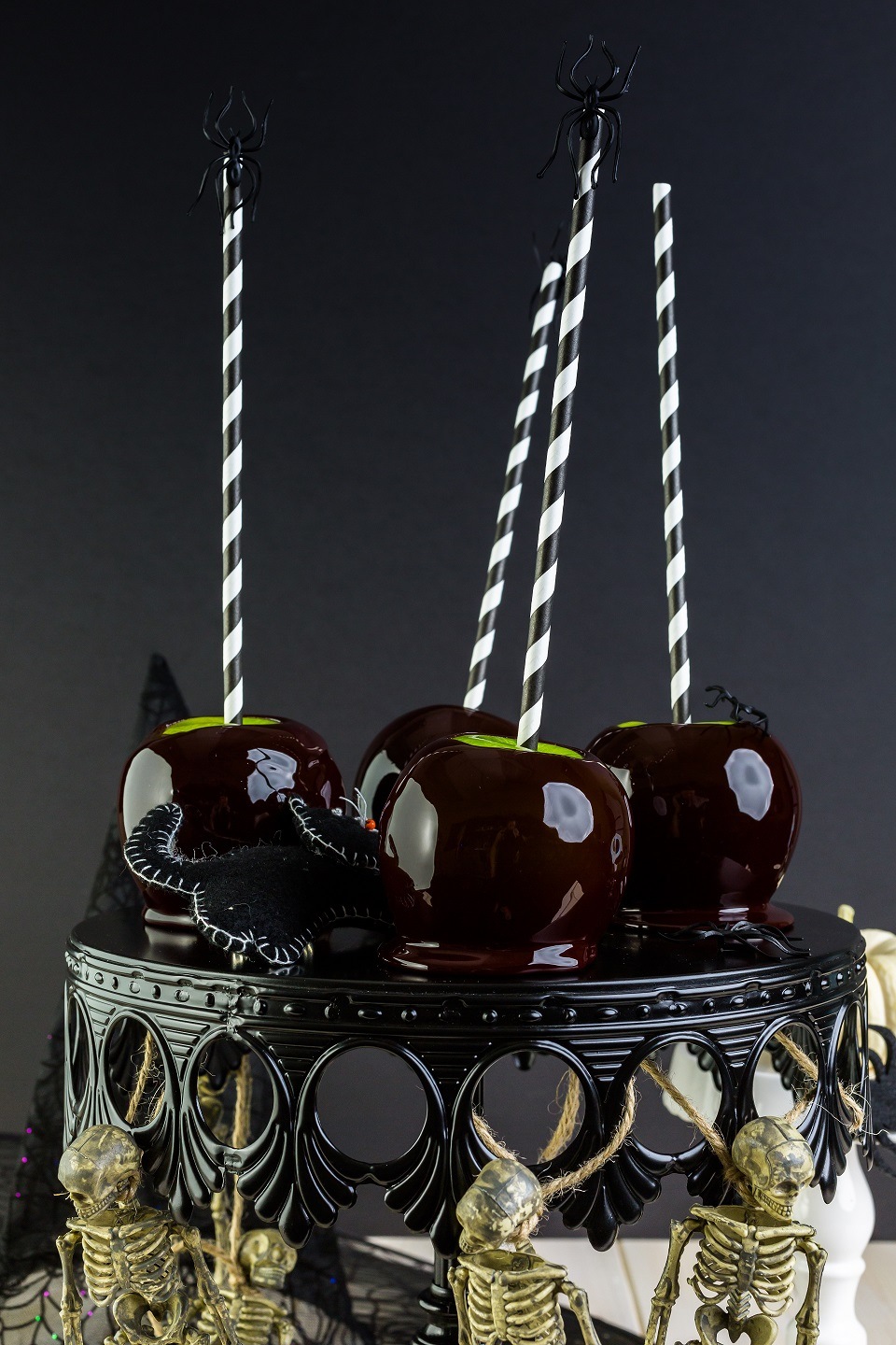 Trick For Your Treat: Poison Candy Apples Done Right - Tip-Digest.com